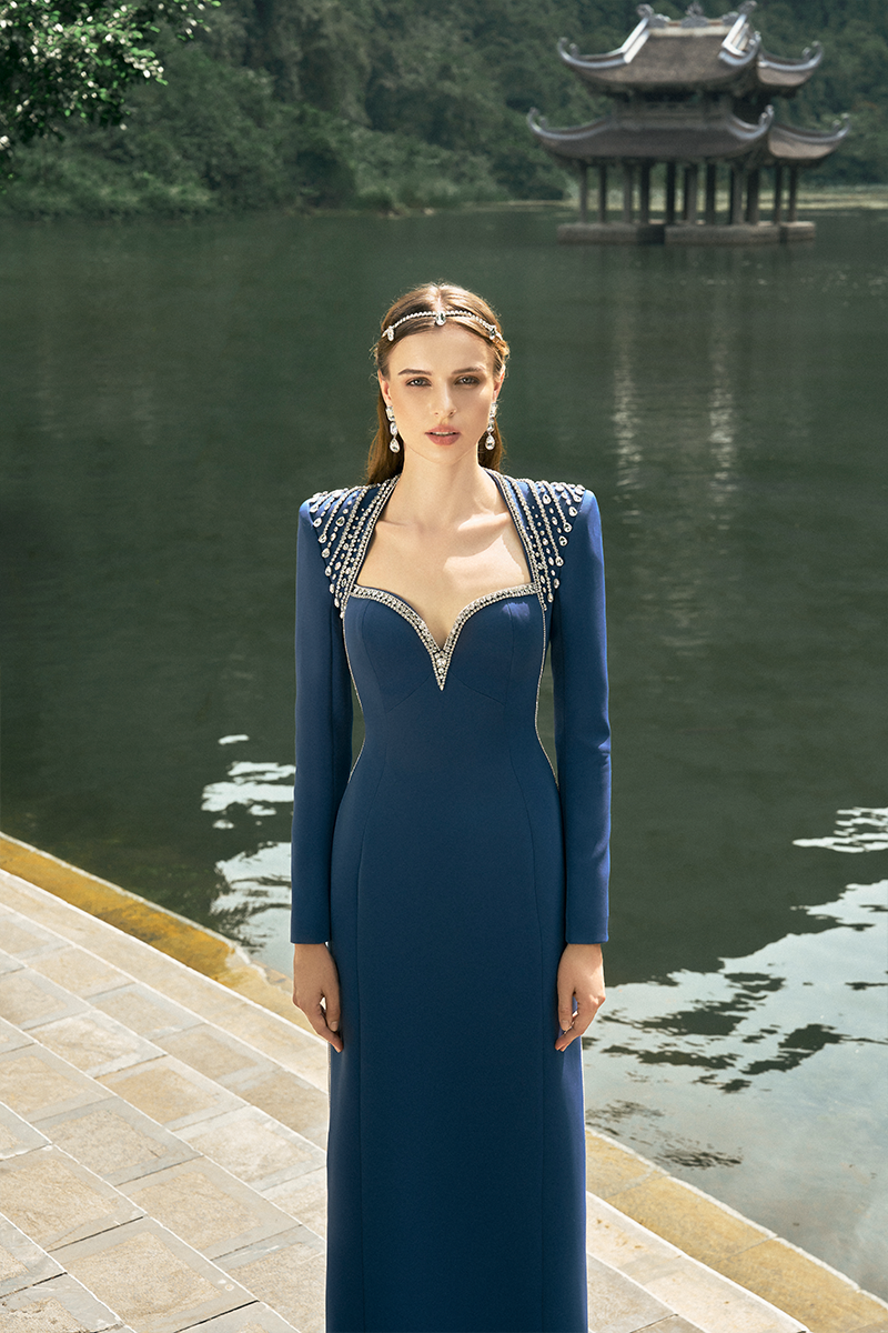 DARK BLUE LONG SLEEVE CHEST CUP STRAIGHT GOWN | CULT MIA | Tracy Studio